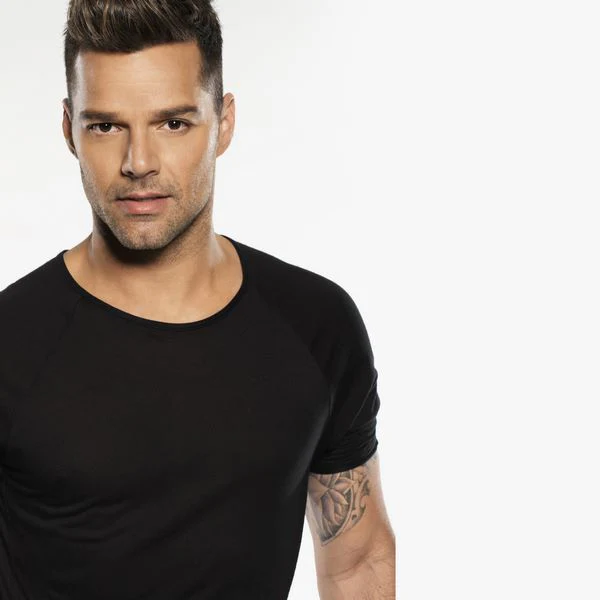 Ricky Martin bela pozadina