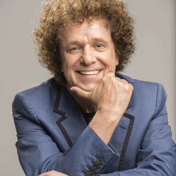 Leo Sayer siva pozadina