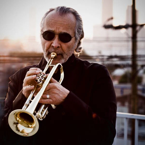 Herb Alpert svira trubu