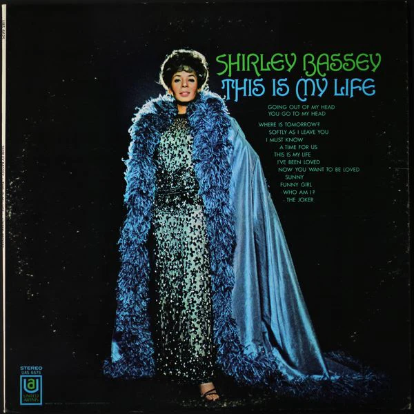 Shirley Bassey i crna pozadina