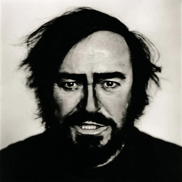 Luciano Pavarotti siva pozadina