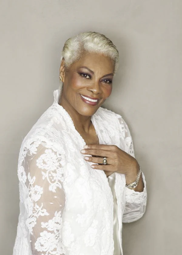 Dionne Warwick portret siva pozadina