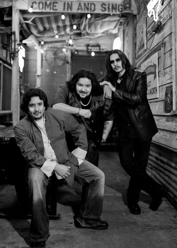 Los Lonely Boys crno bela