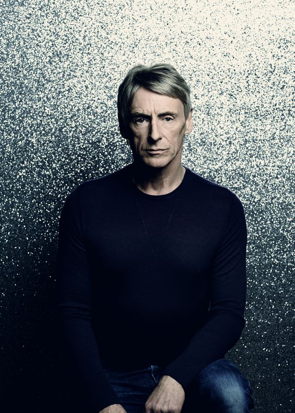 Paul Weller i pozadina tamna