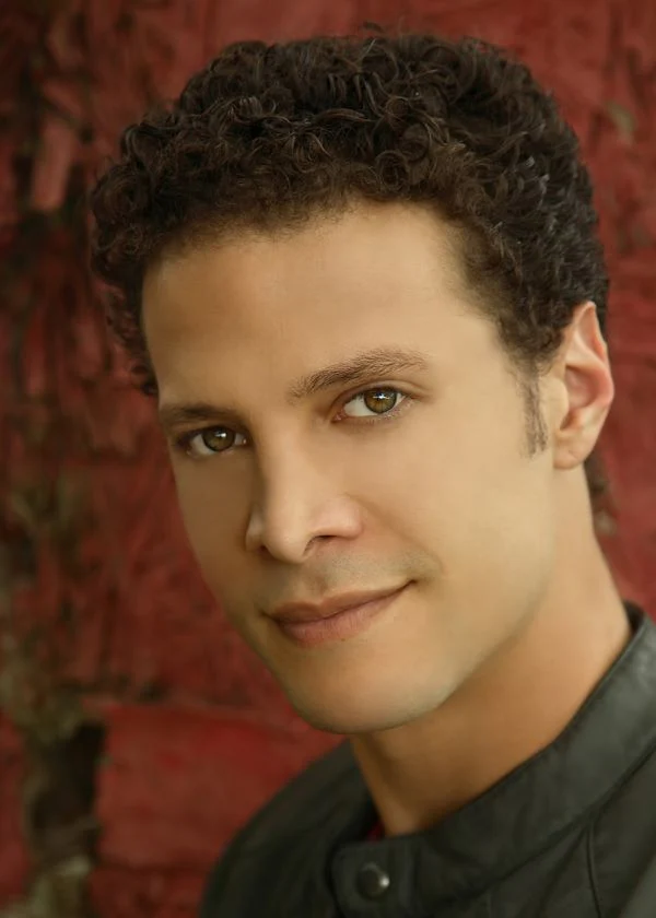 Justin Guarini crvena pozadina