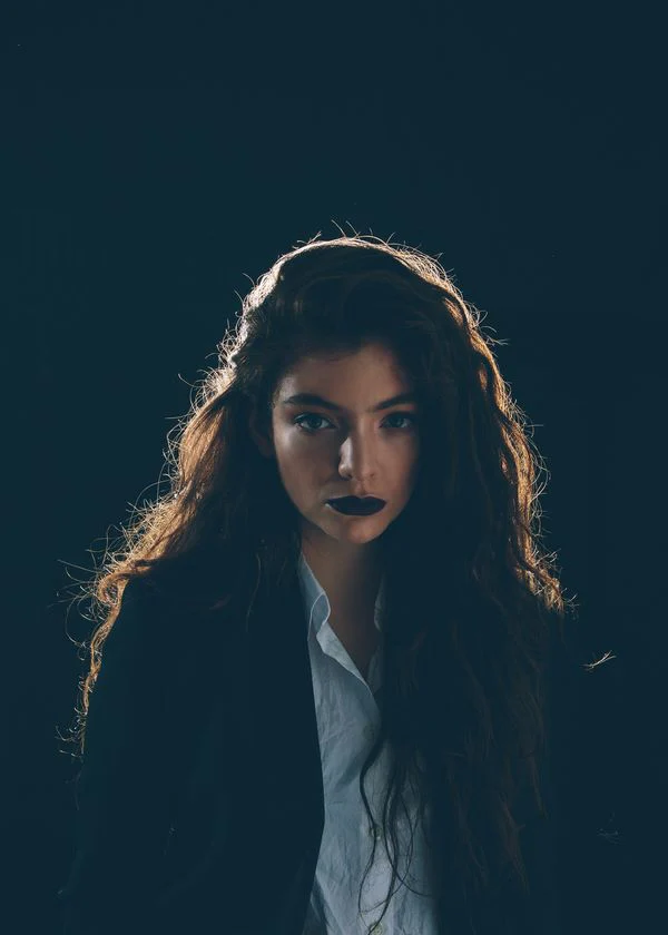 Lorde pozadina crna