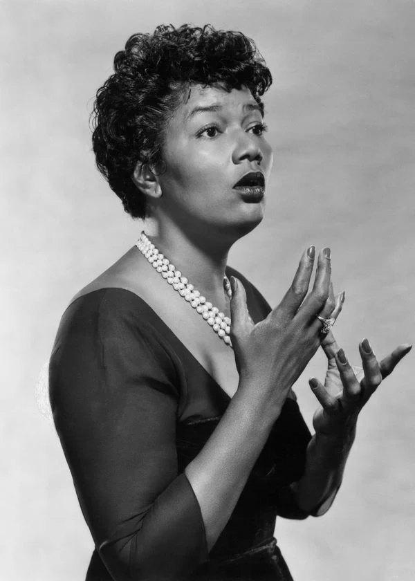 Pearl Bailey i siva pozadina