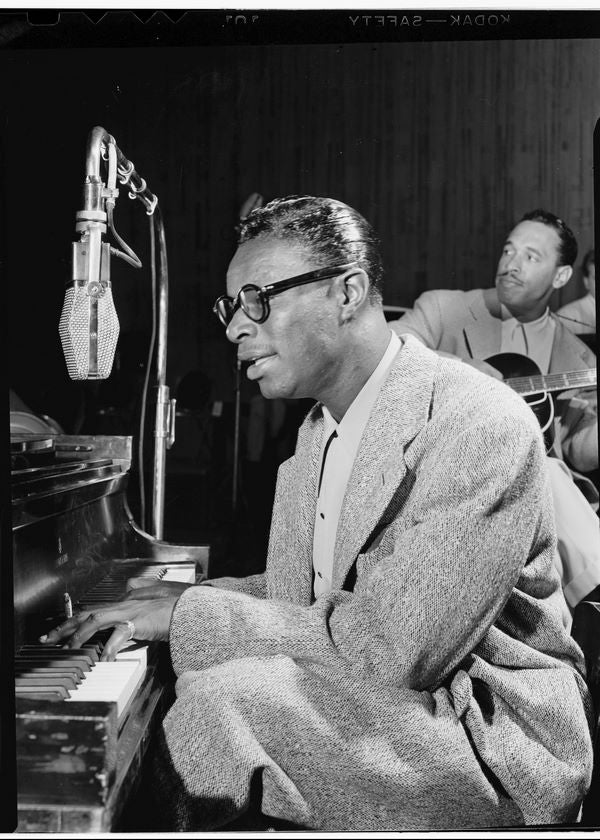 Nat King Cole i mikrofon