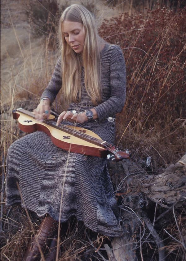 Joni Mitchell i trava