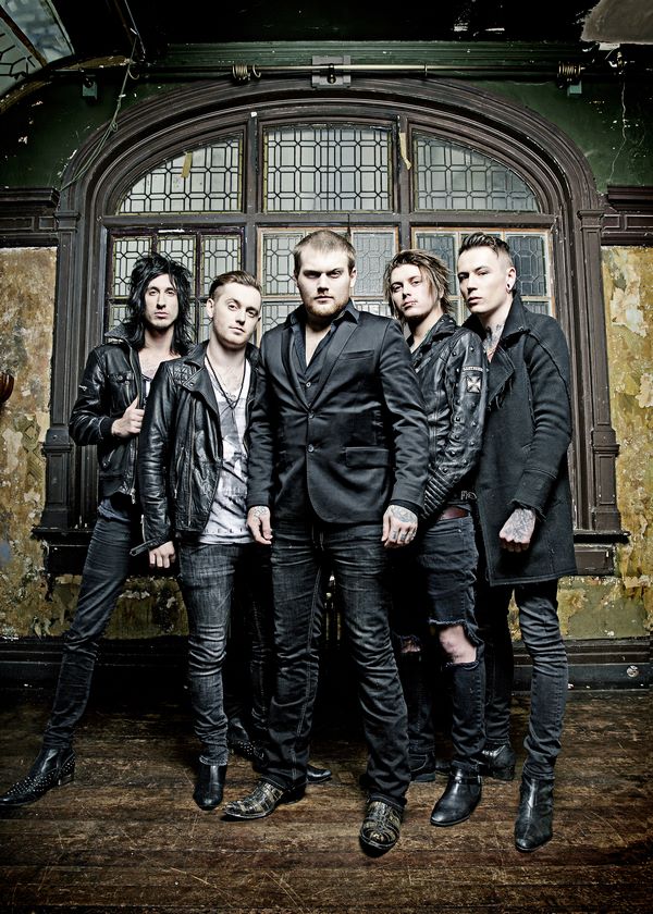 Asking Alexandria crna garderoba