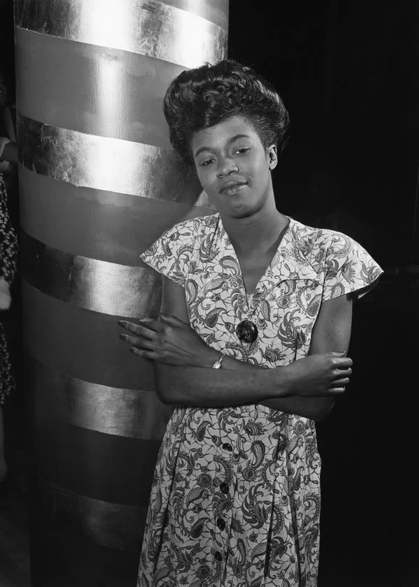 Sarah Vaughan i crna pozadina