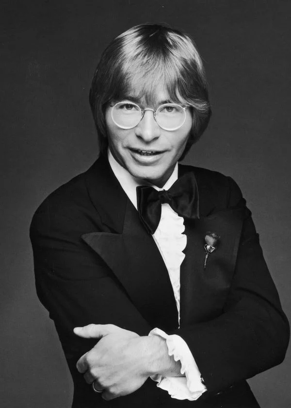 John Denver i tamna pozadina