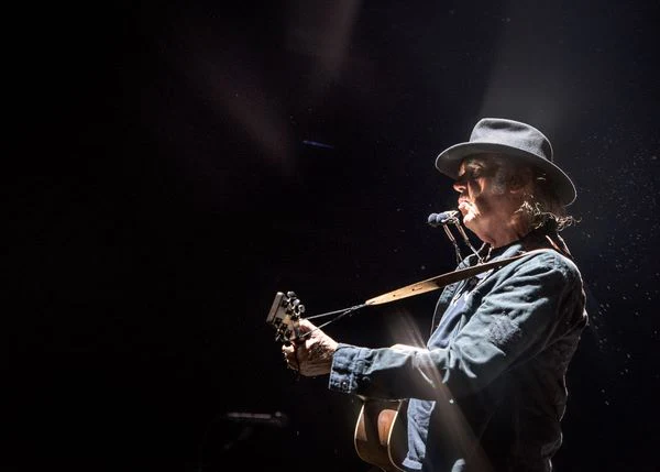 Neil Young crna pozadina