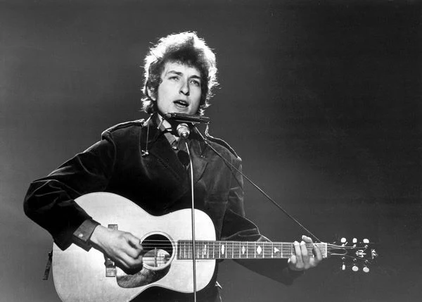 Bob Dylan svira peva