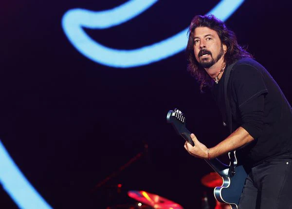 Foo Fighters Dave Grohl svira