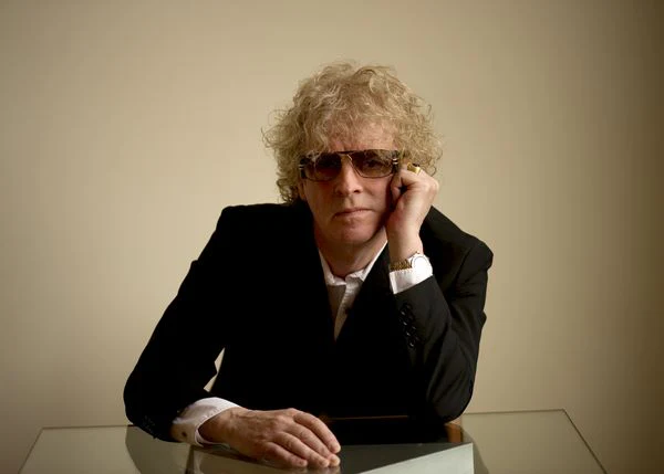 Ian Hunter za stolom