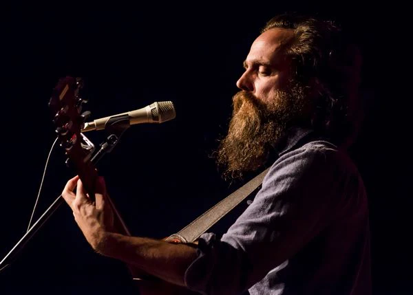 Iron and Wine svira gitaru