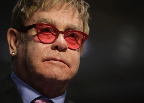 Elton John crna pozadina crvene naocare