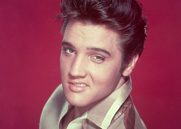 Elvis presley osmeh roze pozadina