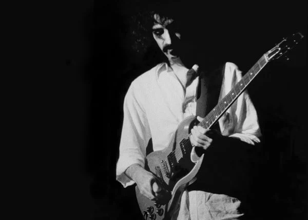 Frank Zappa crna pozadina bela kosulja