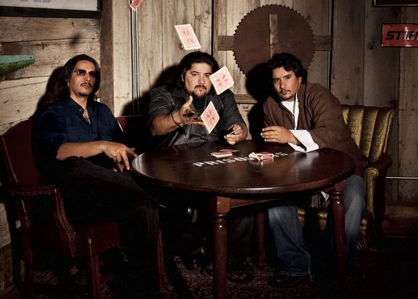 Los Lonely Boys za stolom