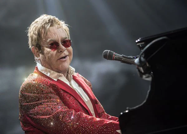 Elton John svetlucav