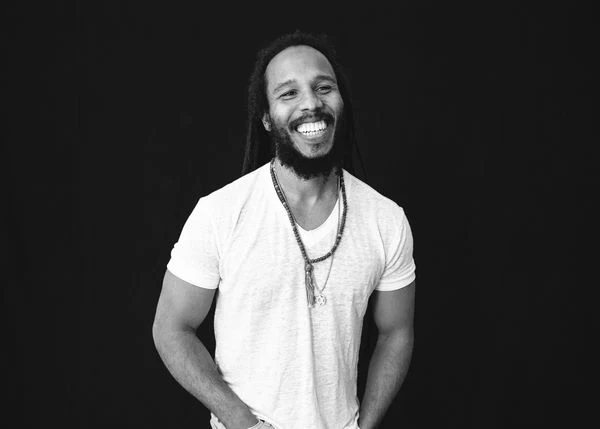 Ziggy Marley crna pozadina