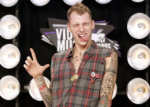 Machine Gun Kelly grimasa