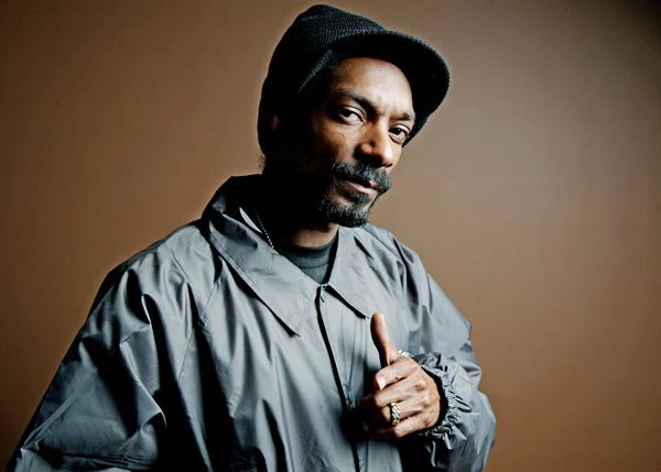 Snoop Dogg portret braon pozadina