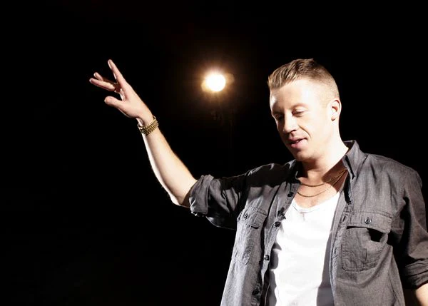 Macklemore crna pozadina