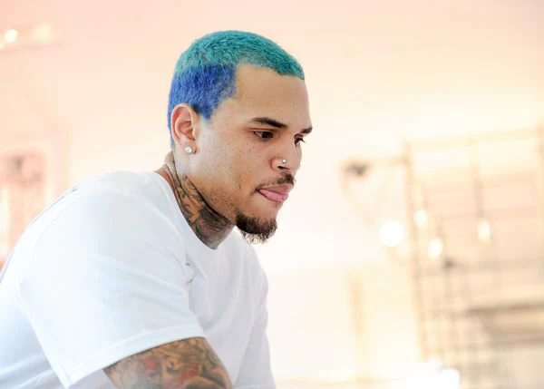 Chris Brown plava kosa