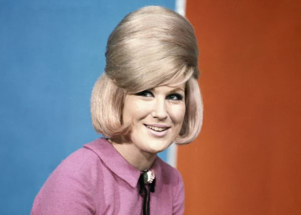 Dusty Springfield i sarena pozadina