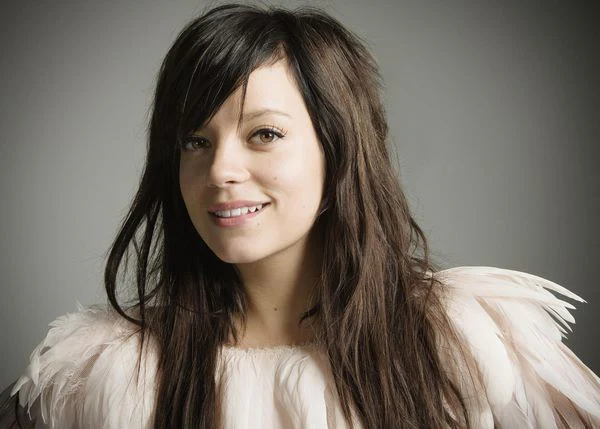 Lily Allen pozadina tamna