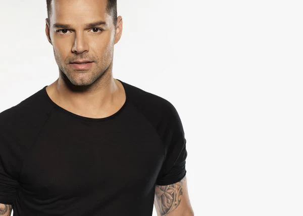 Ricky Martin i bela pozadina