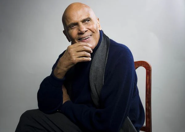 Harry Belafonte i siva pozadina