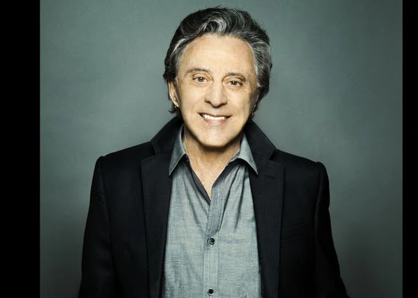 Frankie Valli i siva pozadina