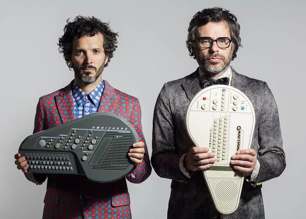 Flight of the Conchords i siva pozadina