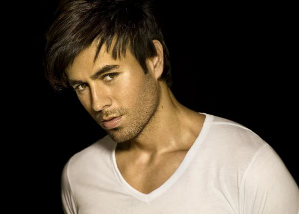 Enrique Iglesias crna pozadina