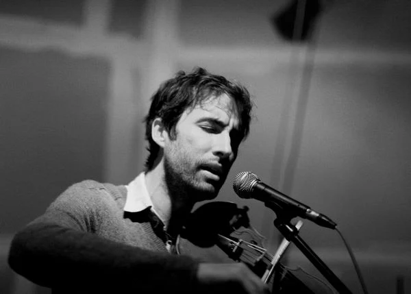 Andrew Bird tamna pozadina