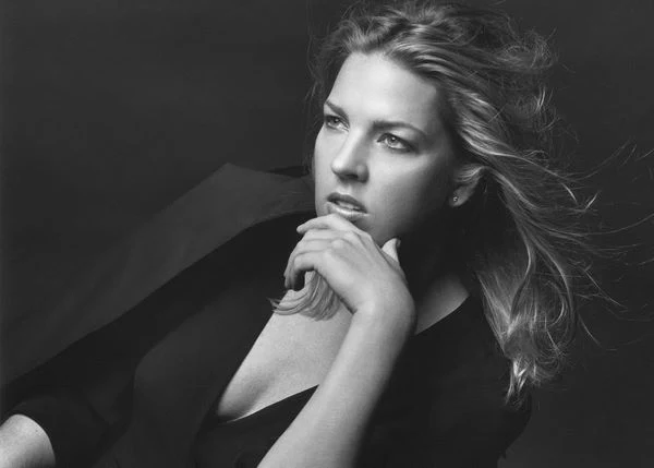 Diana Krall i crna pozadina