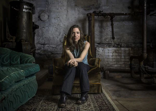 Ani DiFranco tamna pozadina