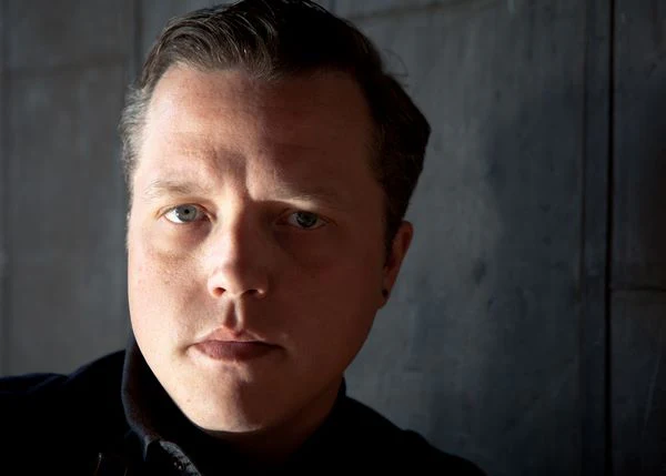 Jason Isbell i siva pozadina