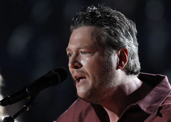 Blake Shelton tamna pozadina