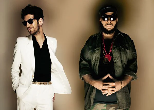 Chromeo braon pozadina
