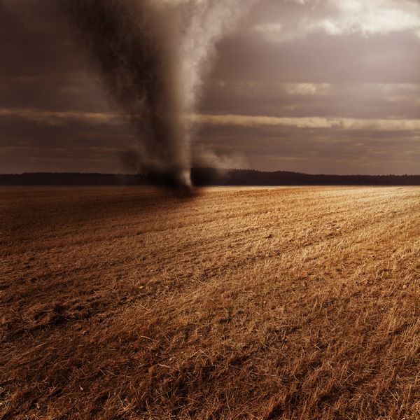 Tornado i sivi oblaci