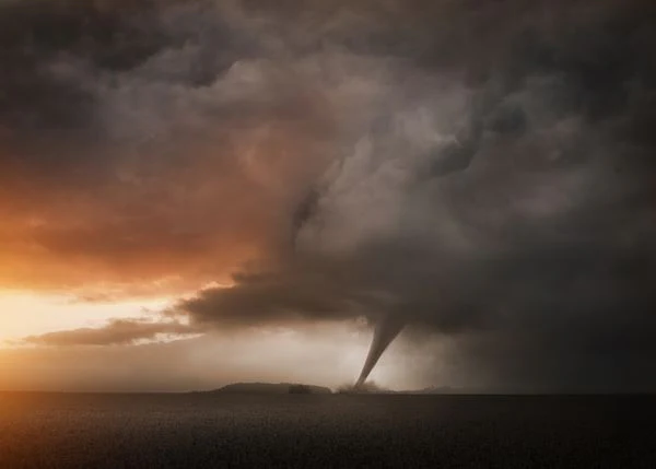 Tornado i tamno sivi oblaci