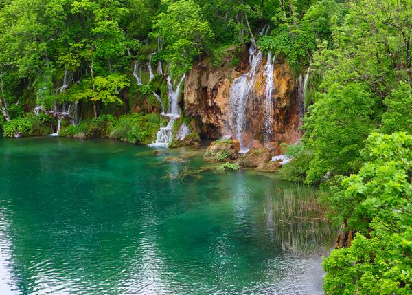 Vodopadi zeleno jezero