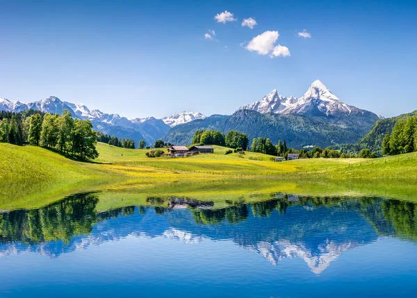 Planinski predeli jezero i dve kuce