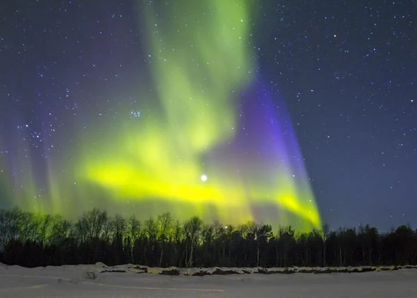 Aurora borealis i svetlo zeleno