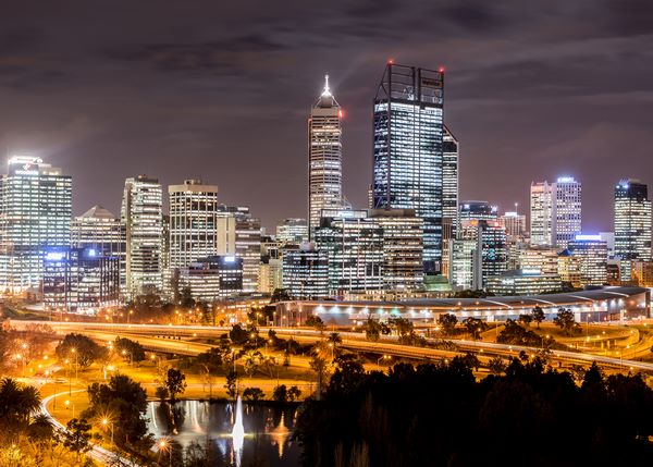 Gradski pejzaz fotografije i nebo tamne boje